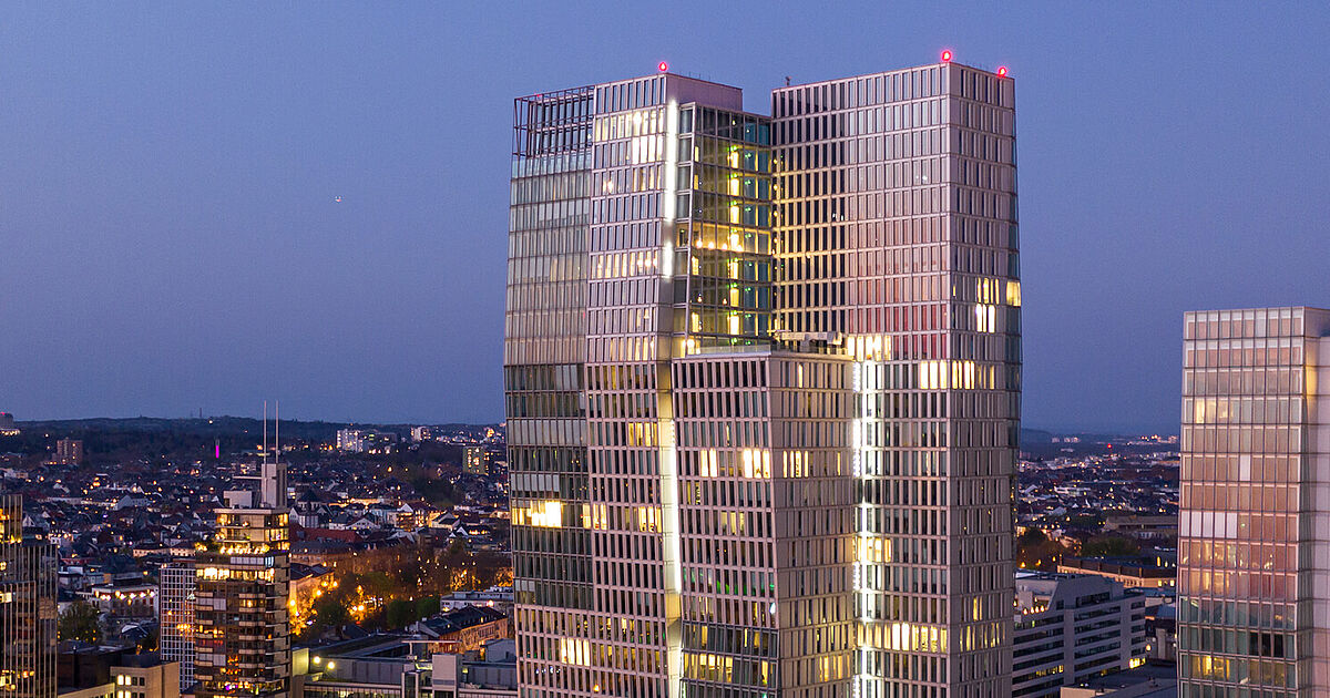 Quatre bâtiments réunis en un seul quartier dans un espace restreint ...